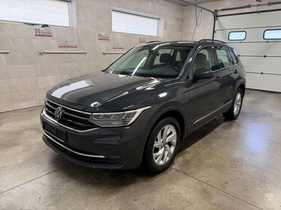 Melns Volkswagen Tiguan 2022 Marijampole, ar dzinēja tilpumu 1.50 L un nobraukumu 36 tūkst. km par 22639 €, foto 1 vietnē AUTOMOTO.COM.LV