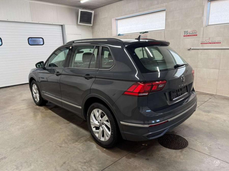 Melns Volkswagen Tiguan 2022 Marijampole, ar dzinēja tilpumu 1.50 L un nobraukumu 36 tūkst. km par 22639 €, foto 11 vietnē AUTOMOTO.COM.LV