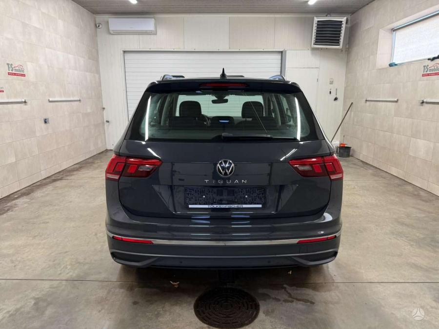 Melns Volkswagen Tiguan 2022 Marijampole, ar dzinēja tilpumu 1.50 L un nobraukumu 36 tūkst. km par 22639 €, foto 10 vietnē AUTOMOTO.COM.LV