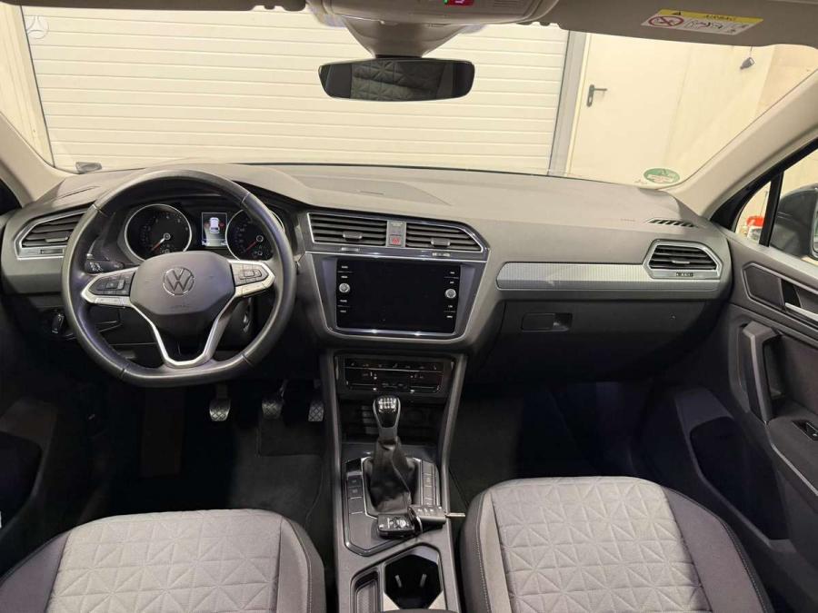 Melns Volkswagen Tiguan 2022 Marijampole, ar dzinēja tilpumu 1.50 L un nobraukumu 36 tūkst. km par 22639 €, foto 16 vietnē AUTOMOTO.COM.LV