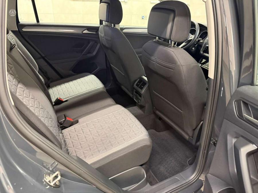 Melns Volkswagen Tiguan 2022 Marijampole, ar dzinēja tilpumu 1.50 L un nobraukumu 36 tūkst. km par 22639 €, foto 26 vietnē AUTOMOTO.COM.LV