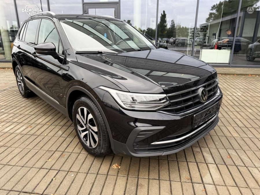Black Volkswagen Tiguan 2022 in Kaunas, with an engine capacity of 1.50 L and mileage of 210 thousand km for 18500 €, photo 3 on AUTOMOTO.COM.LV