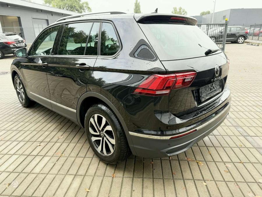 Black Volkswagen Tiguan 2022 in Kaunas, with an engine capacity of 1.50 L and mileage of 210 thousand km for 18500 €, photo 5 on AUTOMOTO.COM.LV