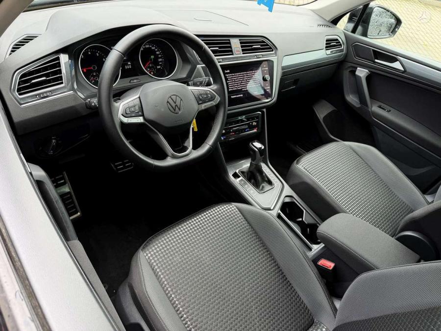 Black Volkswagen Tiguan 2022 in Kaunas, with an engine capacity of 1.50 L and mileage of 210 thousand km for 18500 €, photo 7 on AUTOMOTO.COM.LV
