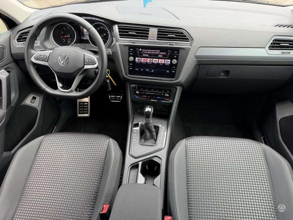 Black Volkswagen Tiguan 2022 in Kaunas, with an engine capacity of 1.50 L and mileage of 210 thousand km for 18500 €, photo 10 on AUTOMOTO.COM.LV