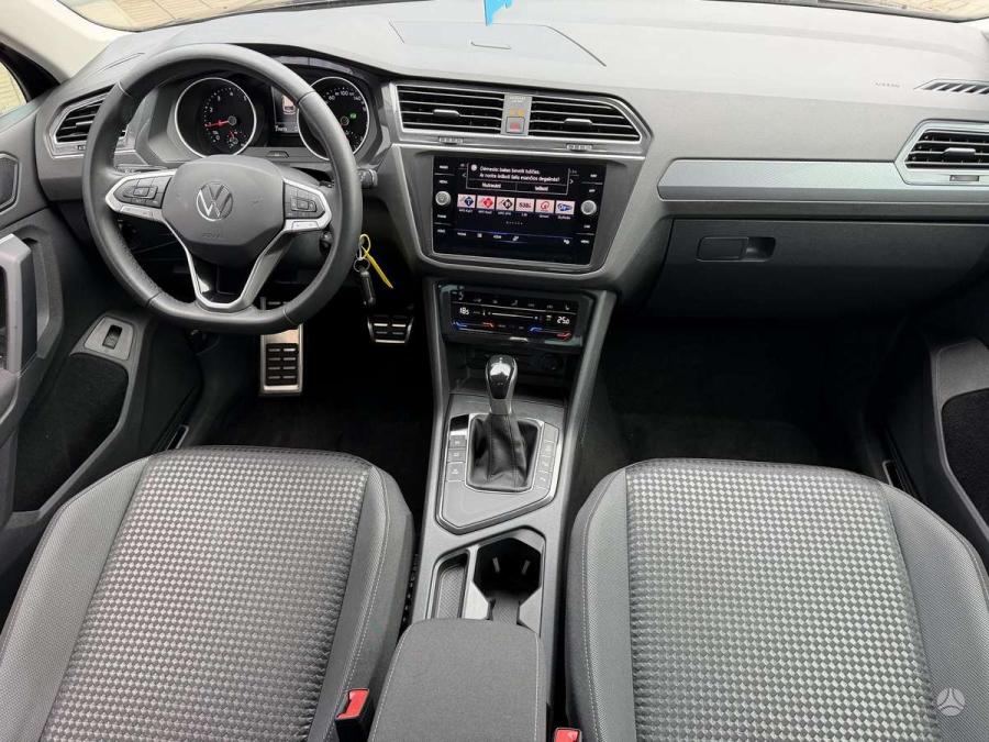 Black Volkswagen Tiguan 2022 in Kaunas, with an engine capacity of 1.50 L and mileage of 210 thousand km for 18500 €, photo 10 on AUTOMOTO.COM.LV