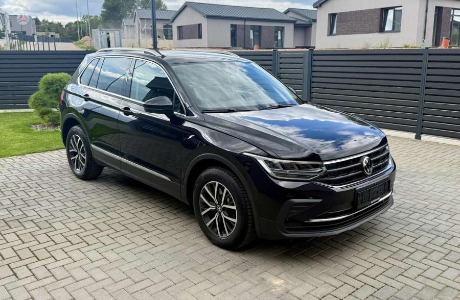 Black Volkswagen Tiguan 2022 in Vilnius, with an engine capacity of 1.40 L and mileage of 119 thousand km for 21990 €, photo 3 on AUTOMOTO.COM.LV