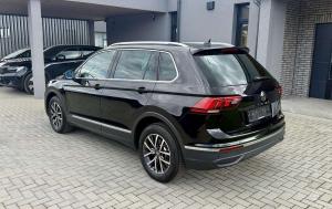 Black Volkswagen Tiguan 2022 in Vilnius, with an engine capacity of 1.40 L and mileage of 119 thousand km for 21990 €, photo 5 on AUTOMOTO.COM.LV