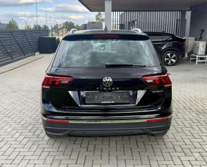 Black Volkswagen Tiguan 2022 in Vilnius, with an engine capacity of 1.40 L and mileage of 119 thousand km for 21990 €, photo 7 on AUTOMOTO.COM.LV