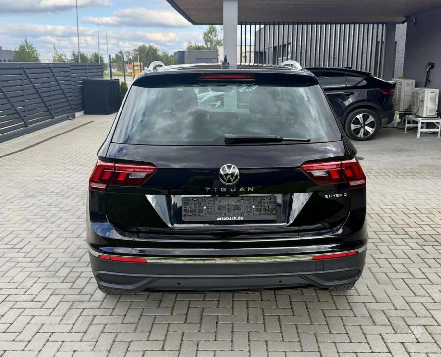 Black Volkswagen Tiguan 2022 in Vilnius, with an engine capacity of 1.40 L and mileage of 119 thousand km for 21990 €, photo 7 on AUTOMOTO.COM.LV