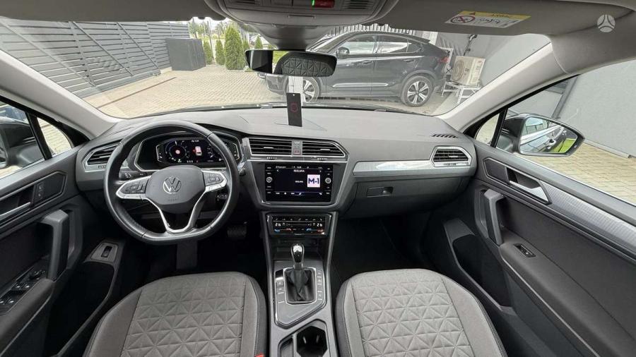 Black Volkswagen Tiguan 2022 in Vilnius, with an engine capacity of 1.40 L and mileage of 119 thousand km for 21990 €, photo 8 on AUTOMOTO.COM.LV