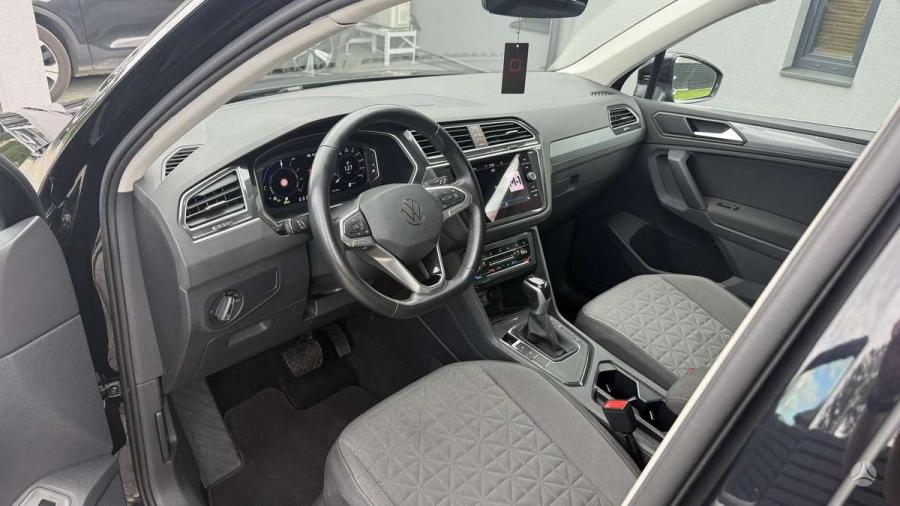 Black Volkswagen Tiguan 2022 in Vilnius, with an engine capacity of 1.40 L and mileage of 119 thousand km for 21990 €, photo 9 on AUTOMOTO.COM.LV