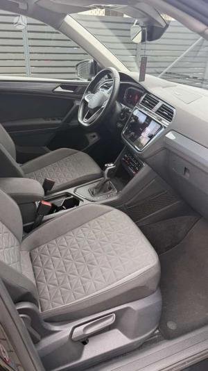Black Volkswagen Tiguan 2022 in Vilnius, with an engine capacity of 1.40 L and mileage of 119 thousand km for 21990 €, photo 11 on AUTOMOTO.COM.LV