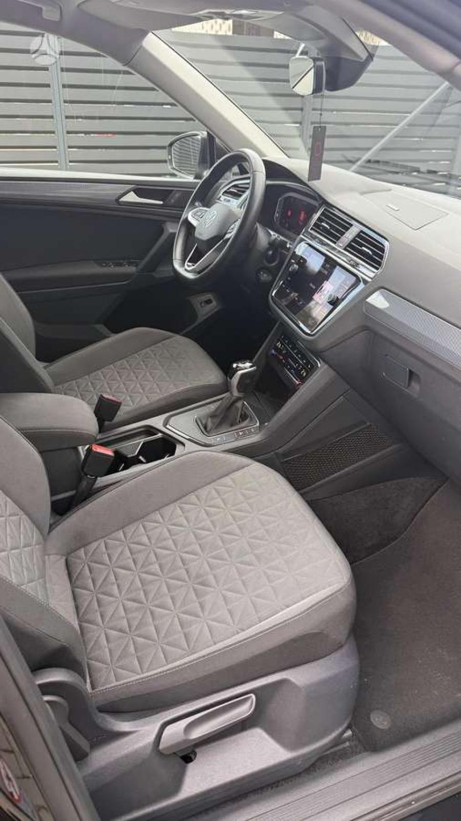 Black Volkswagen Tiguan 2022 in Vilnius, with an engine capacity of 1.40 L and mileage of 119 thousand km for 21990 €, photo 11 on AUTOMOTO.COM.LV
