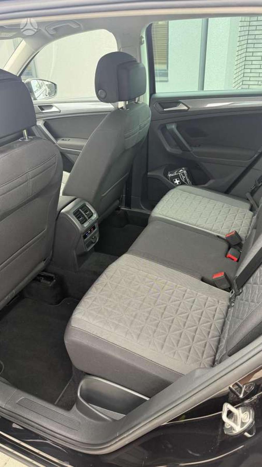 Black Volkswagen Tiguan 2022 in Vilnius, with an engine capacity of 1.40 L and mileage of 119 thousand km for 21990 €, photo 12 on AUTOMOTO.COM.LV
