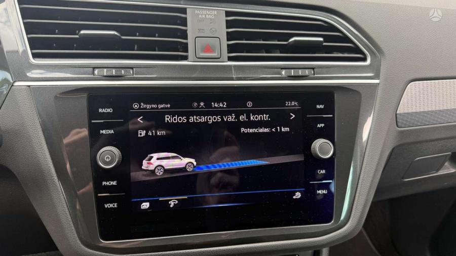 Black Volkswagen Tiguan 2022 in Vilnius, with an engine capacity of 1.40 L and mileage of 119 thousand km for 21990 €, photo 24 on AUTOMOTO.COM.LV