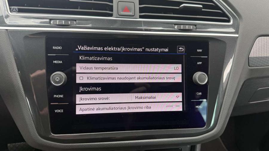 Black Volkswagen Tiguan 2022 in Vilnius, with an engine capacity of 1.40 L and mileage of 119 thousand km for 21990 €, photo 25 on AUTOMOTO.COM.LV