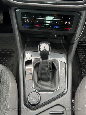 Black Volkswagen Tiguan 2022 in Tallinn, with an engine capacity of 2.00 L and mileage of 72 thousand km for 26500 €, photo 16 on AUTOMOTO.COM.LV