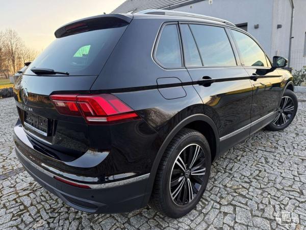 Black Volkswagen Tiguan 2023 in Kaunas, with an engine capacity of 0.00 L and mileage of 90 thousand km for 24562 €, photo 6 on AUTOMOTO.COM.LV