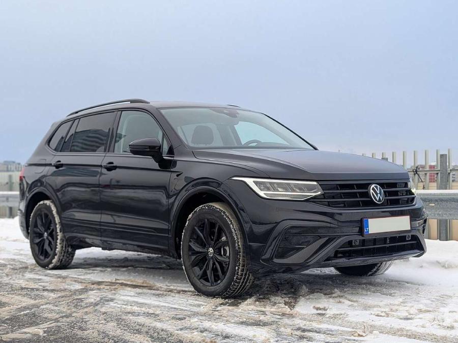 Black Volkswagen Tiguan 2023 in Vilnius, with an engine capacity of 2.00 L and mileage of 15 thousand km for 24400 €, photo 2 on AUTOMOTO.COM.LV