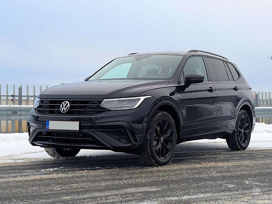 Black Volkswagen Tiguan 2023 in Vilnius, with an engine capacity of 2.00 L and mileage of 15 thousand km for 24400 €, photo 3 on AUTOMOTO.COM.LV