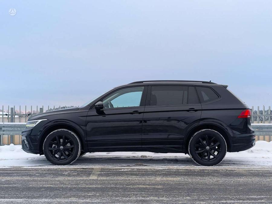 Black Volkswagen Tiguan 2023 in Vilnius, with an engine capacity of 2.00 L and mileage of 15 thousand km for 24400 €, photo 4 on AUTOMOTO.COM.LV