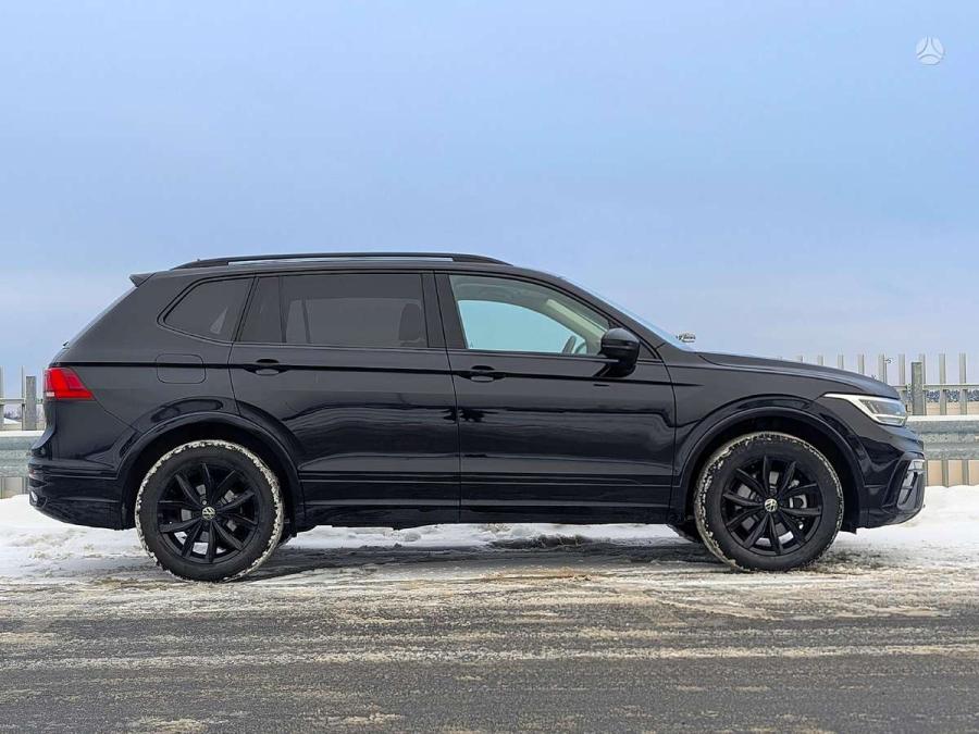 Black Volkswagen Tiguan 2023 in Vilnius, with an engine capacity of 2.00 L and mileage of 15 thousand km for 24400 €, photo 5 on AUTOMOTO.COM.LV
