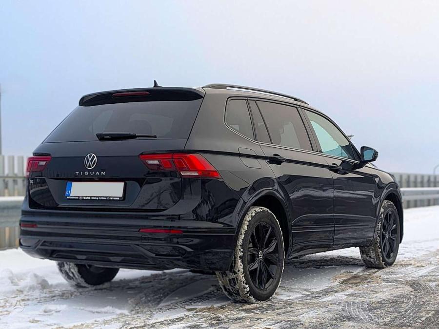 Black Volkswagen Tiguan 2023 in Vilnius, with an engine capacity of 2.00 L and mileage of 15 thousand km for 24400 €, photo 6 on AUTOMOTO.COM.LV