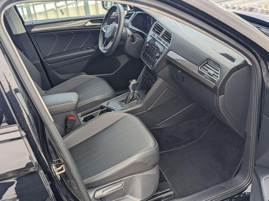 Black Volkswagen Tiguan 2023 in Vilnius, with an engine capacity of 2.00 L and mileage of 15 thousand km for 24400 €, photo 11 on AUTOMOTO.COM.LV