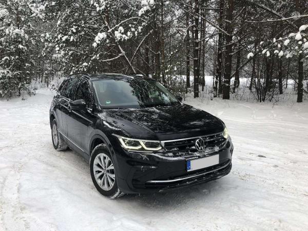Black Volkswagen Tiguan 2023 in Vilnius, with an engine capacity of 1.40 L and mileage of 72 thousand km for 29900 €, photo 2 on AUTOMOTO.COM.LV
