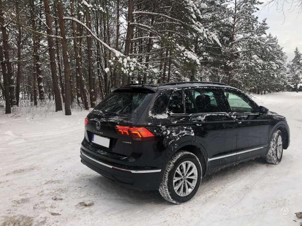 Black Volkswagen Tiguan 2023 in Vilnius, with an engine capacity of 1.40 L and mileage of 72 thousand km for 29900 €, photo 4 on AUTOMOTO.COM.LV