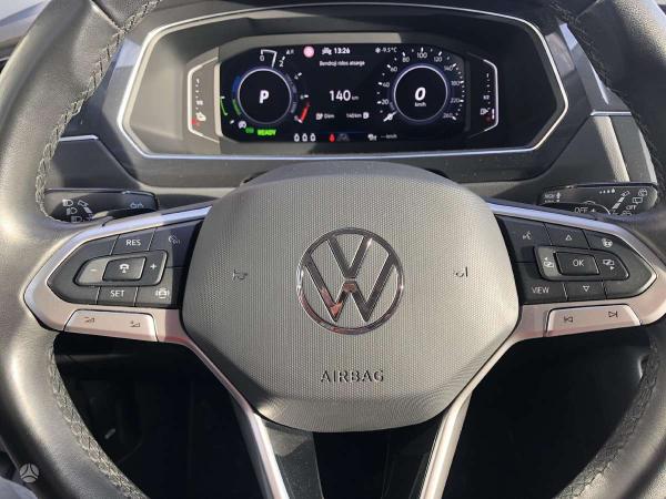 Black Volkswagen Tiguan 2023 in Vilnius, with an engine capacity of 1.40 L and mileage of 72 thousand km for 29900 €, photo 6 on AUTOMOTO.COM.LV