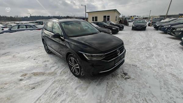 Black Volkswagen Tiguan 2023 in Vilnius, with an engine capacity of 2.00 L and mileage of 210 thousand km for 16970 €, photo 2 on AUTOMOTO.COM.LV