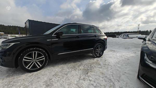 Black Volkswagen Tiguan 2023 in Vilnius, with an engine capacity of 2.00 L and mileage of 210 thousand km for 16970 €, photo 3 on AUTOMOTO.COM.LV
