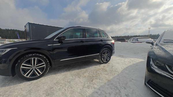 Black Volkswagen Tiguan 2023 in Vilnius, with an engine capacity of 2.00 L and mileage of 210 thousand km for 16970 €, photo 4 on AUTOMOTO.COM.LV