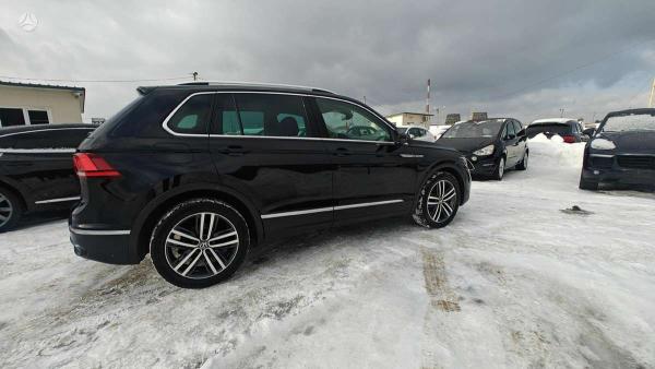 Black Volkswagen Tiguan 2023 in Vilnius, with an engine capacity of 2.00 L and mileage of 210 thousand km for 16970 €, photo 5 on AUTOMOTO.COM.LV