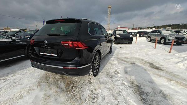 Black Volkswagen Tiguan 2023 in Vilnius, with an engine capacity of 2.00 L and mileage of 210 thousand km for 16970 €, photo 6 on AUTOMOTO.COM.LV