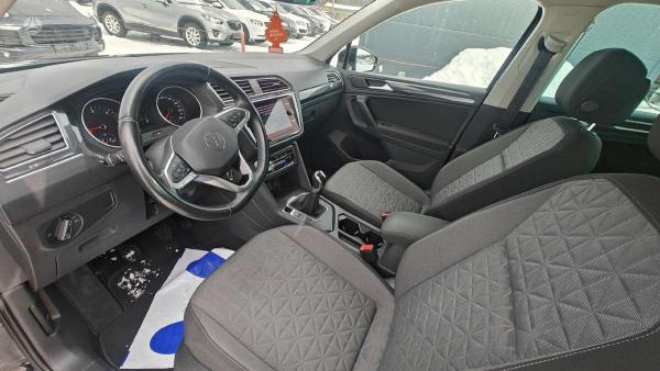 Black Volkswagen Tiguan 2023 in Vilnius, with an engine capacity of 2.00 L and mileage of 210 thousand km for 16970 €, photo 8 on AUTOMOTO.COM.LV
