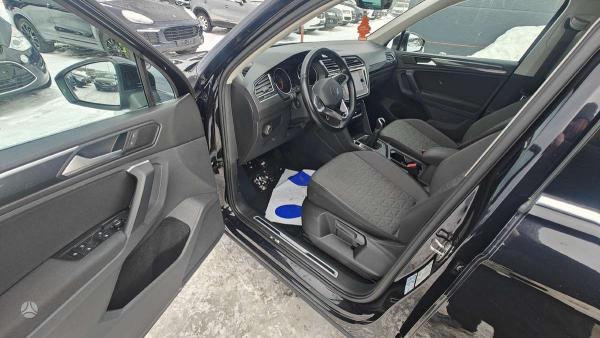 Black Volkswagen Tiguan 2023 in Vilnius, with an engine capacity of 2.00 L and mileage of 210 thousand km for 16970 €, photo 9 on AUTOMOTO.COM.LV
