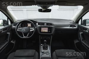 Black Volkswagen Tiguan 2023 in Ventspils, with an engine capacity of 2.00 L and mileage of 159 thousand km for 24750 €, photo 18 on AUTOMOTO.COM.LV