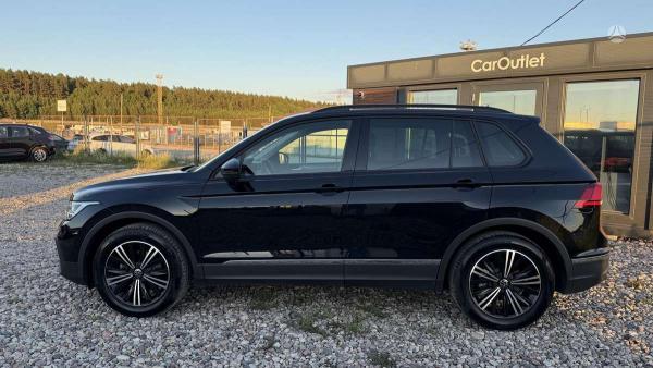 Black Volkswagen Tiguan 2023 in Vilnius, with an engine capacity of 1.50 L and mileage of 144 thousand km for 21659 €, photo 3 on AUTOMOTO.COM.LV