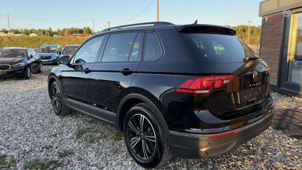 Black Volkswagen Tiguan 2023 in Vilnius, with an engine capacity of 1.50 L and mileage of 144 thousand km for 21659 €, photo 4 on AUTOMOTO.COM.LV