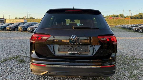 Black Volkswagen Tiguan 2023 in Vilnius, with an engine capacity of 1.50 L and mileage of 144 thousand km for 21659 €, photo 5 on AUTOMOTO.COM.LV