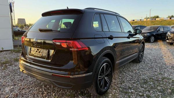 Black Volkswagen Tiguan 2023 in Vilnius, with an engine capacity of 1.50 L and mileage of 144 thousand km for 21659 €, photo 6 on AUTOMOTO.COM.LV