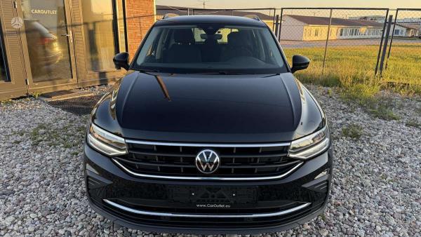 Black Volkswagen Tiguan 2023 in Vilnius, with an engine capacity of 1.50 L and mileage of 144 thousand km for 21659 €, photo 9 on AUTOMOTO.COM.LV