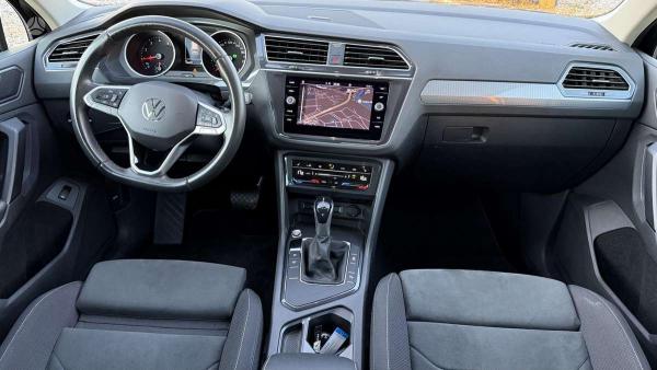 Black Volkswagen Tiguan 2023 in Vilnius, with an engine capacity of 1.50 L and mileage of 144 thousand km for 21659 €, photo 10 on AUTOMOTO.COM.LV