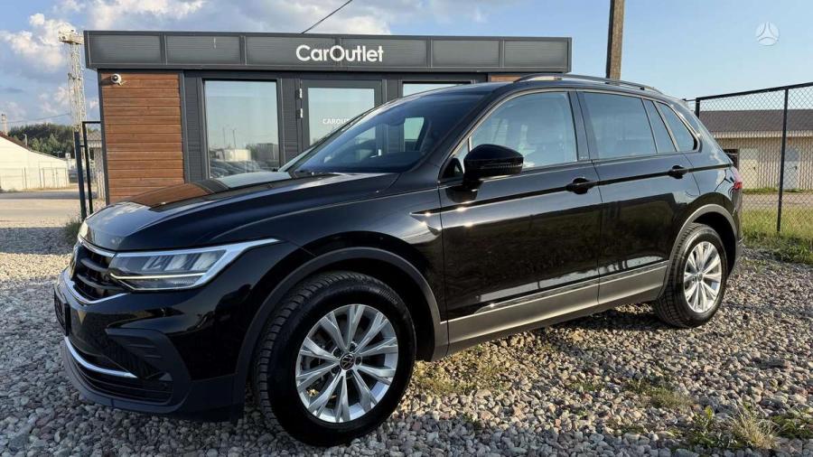 Black Volkswagen Tiguan 2023 in Vilnius, with an engine capacity of 1.50 L and mileage of 152 thousand km for 20449 €, photo 3 on AUTOMOTO.COM.LV