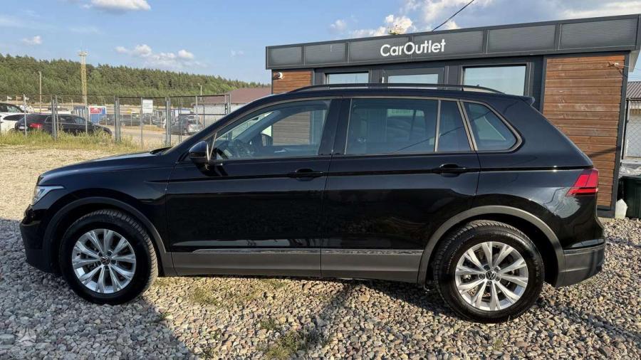 Black Volkswagen Tiguan 2023 in Vilnius, with an engine capacity of 1.50 L and mileage of 152 thousand km for 20449 €, photo 4 on AUTOMOTO.COM.LV