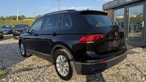 Black Volkswagen Tiguan 2023 in Vilnius, with an engine capacity of 1.50 L and mileage of 152 thousand km for 20449 €, photo 5 on AUTOMOTO.COM.LV