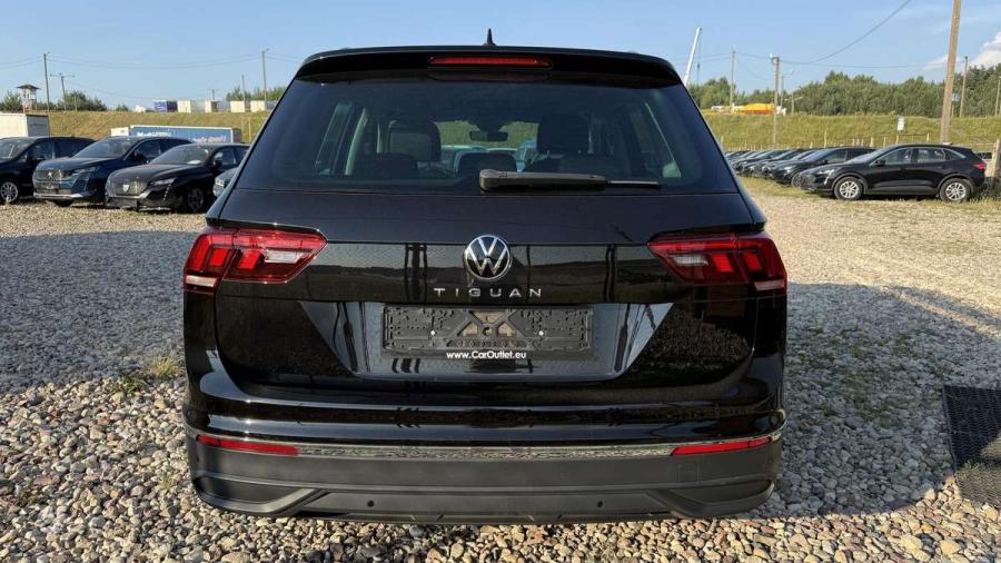 Black Volkswagen Tiguan 2023 in Vilnius, with an engine capacity of 1.50 L and mileage of 152 thousand km for 20449 €, photo 6 on AUTOMOTO.COM.LV